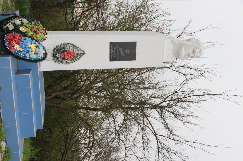 Anıt, heykel Бюст лётчика Героя Советского Союза В.И. Фадеева, Krasnodarski krayı, foto