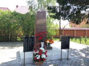 Памятник Герою Советского Союза И.Г. Кузьминову и жителям, погибшим в ВОВ (Moscow Region, Ramenskiy Municipal District, Starkovo Village, Kolkhoznaya Street), anıt, heykel  Moskova ve Moskovskaya oblastından