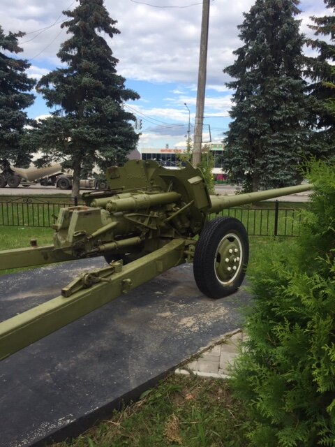 Teknoloji anıtı 85-мм противотанковая пушка Д-48, Tulskaya oblastı, foto