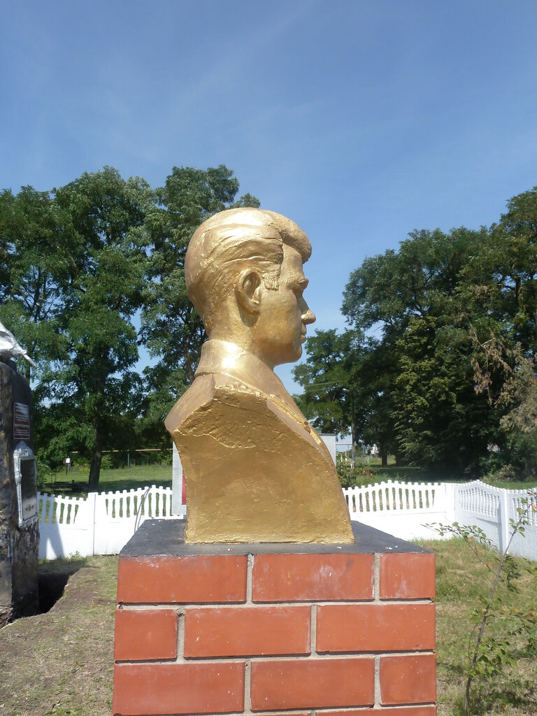 Anıt, heykel Бюст Героя Советского Союза Егора Григорьевича Ларикова, Belgorodskaya oblastı, foto