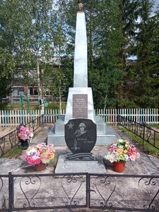 Участникам Великой Отечественной войны 1941-1945 гг. (Archangel Region, Plesetskiy munitsipalny okrug, derevnya Koryakino, Molodyozhnaya ulitsa), anıt, heykel  Arhangelskaya oblastından