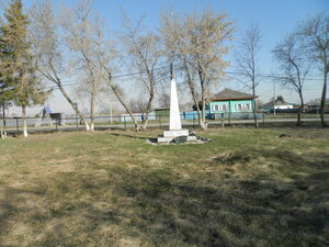 Мемориальное братское захоронение (Tyumen Region, Vikulovskiy rayon, selo Kargaly, Sovetskaya ulitsa), anıt, heykel  Tümen (Tiumenskaya) oblastından