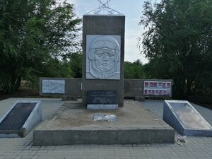 Павшим Воинам-землякам (Volgograd Region, Leninskiy rayon, posyolok Stepnoy, Dorozhnaya ulitsa), anıt, heykel  Volgogradskaya oblastından