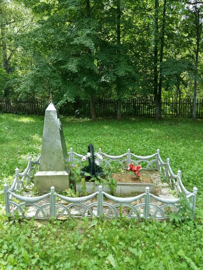 Ünlü kişilerin mezarları Партизан-разведчик М. Сухоруков, Smolenskaya oblastı, foto