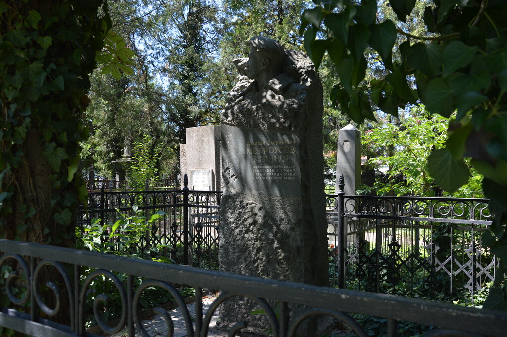 Ünlü kişilerin mezarları Руководитель партизанского движения в Крыму А.В. Мокроусов, Simferopol (Akmescit), foto