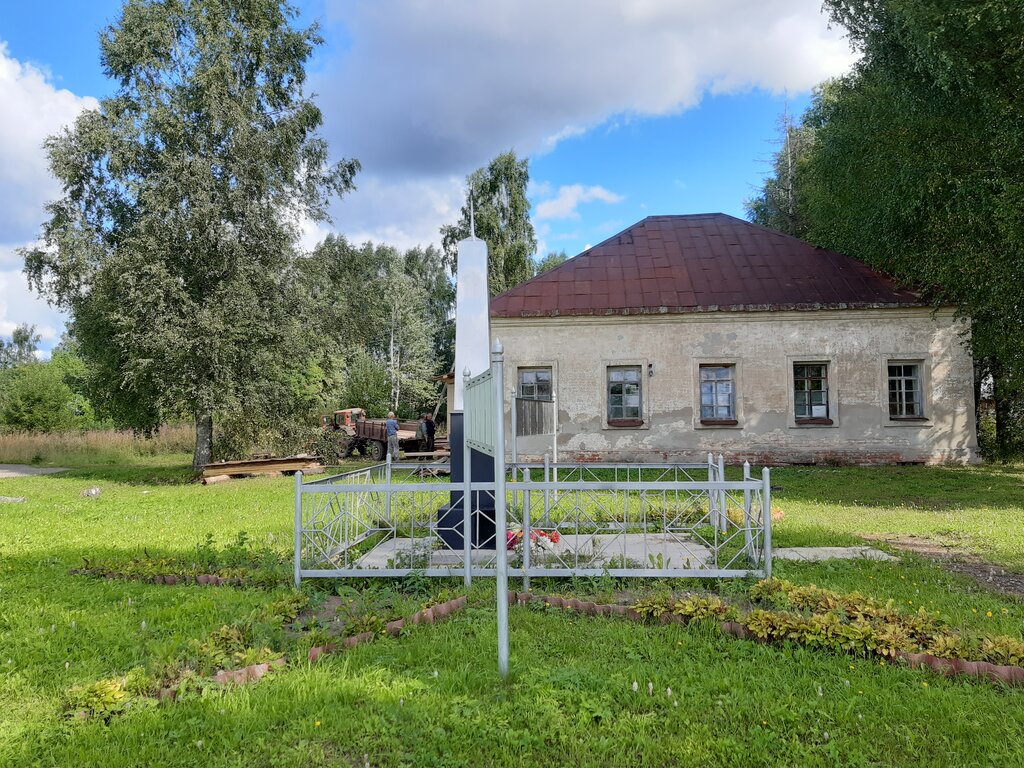Anıt, heykel Воинам-илежанам, погибшим на фронтах Великой Отечественной войны, Vologodskaya oblastı, foto