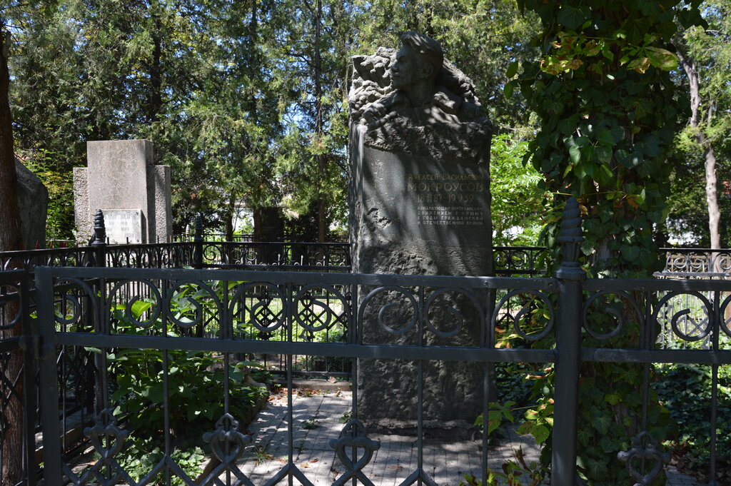 Ünlü kişilerin mezarları Руководитель партизанского движения в Крыму А.В. Мокроусов, Simferopol (Akmescit), foto