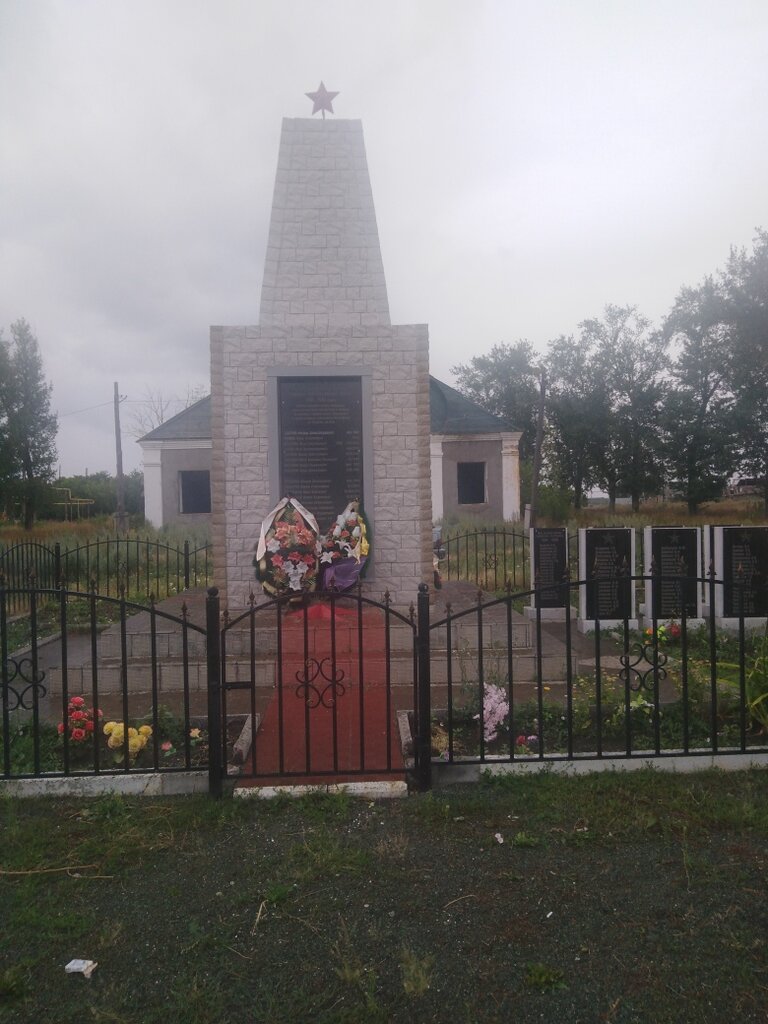 Anıt, heykel Вечная слава воинам погибшим в ВОВ, Çeliabinskaya oblastı, foto