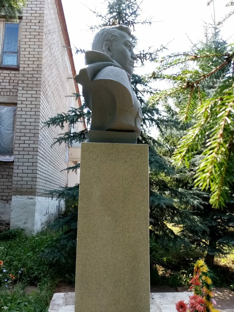 Anıt, heykel Герой Советского Союза М.Х. Губайдуллин, Başkurdistan, foto