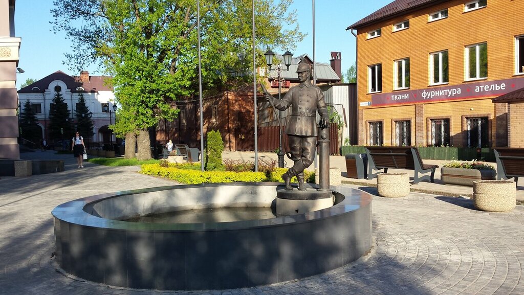 Park, sokak heykeli Fireman, Sergiyev Posad, foto