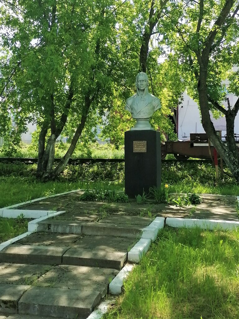 Anıt, heykel Фёдор Фёдорович Ушаков, Rybinsk, foto