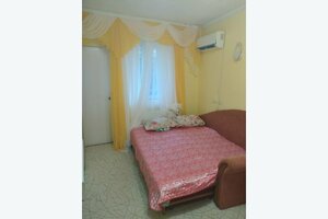 Mini-gostinica Na Boenskom (1-й Боенский проезд No:6, Феодосия), otel  Feodosya'dan (Kefe'den)