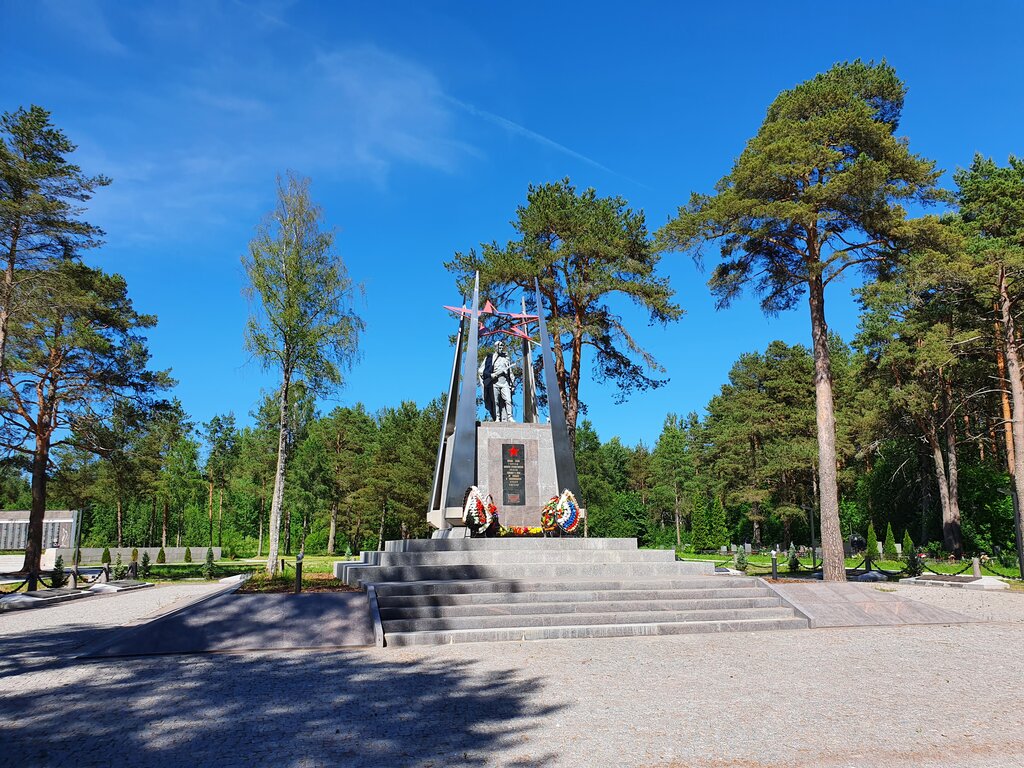 Anıt, heykel Communal grave of Soviet soldiers who died during the Civil and Great Patriotic Wars, Kingisepp, foto