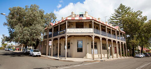 Balgownie Hotel (Balgownie, 141 Balgownie Road), bar  Wollogong'dan