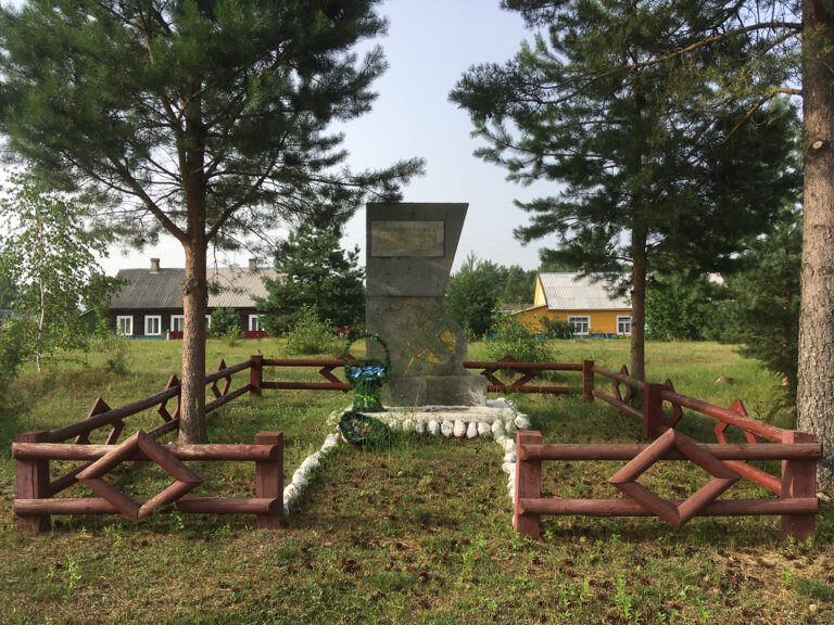 Anıt, heykel В честь Барановичского подпольного обкома КПБ(б), Minskaya oblastı, foto