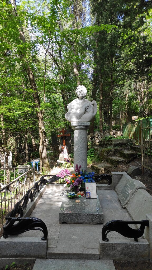 Ünlü kişilerin mezarları М.А. Богданович, Yalta, foto