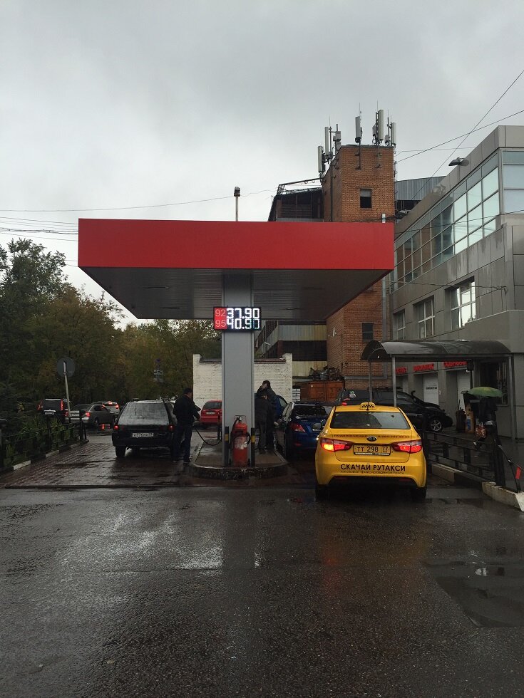 Benzin istasyonu Parkoil, Moskova, foto