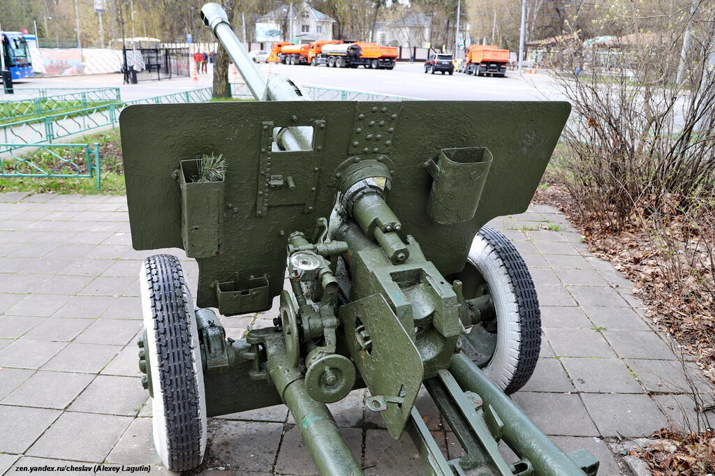 Teknoloji anıtı 76-мм дивизионная пушка ЗиС-3 образца 1942 г., Moskova, foto