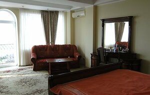 Oliva (улица Алексея Ганского No:19, посёлок городского типа Симеиз), otel  Kırım Cumhuriyeti'nden