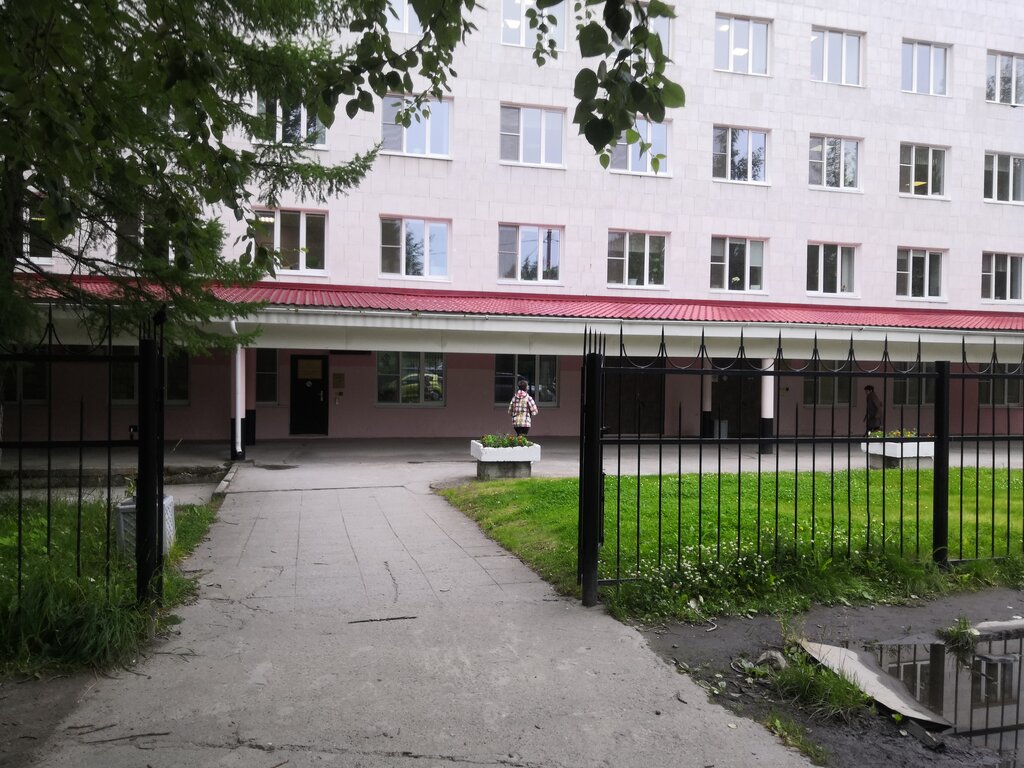 Poliklinikler Polyarnozorinskaya MSCh № 118 Detskaya poliklinika, Polyarnie Zori, foto