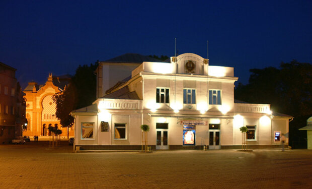 Tiyatrolar Zakarpatsky oblastnoy Gosudarstvenny Ukrainsky muzykalno-dramatichesky teatr, Ujgorod, foto