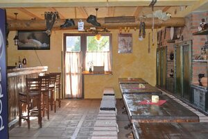 Kafe-bar Gostinna Khata (Zakarpatska Region, Khust District, selo Dovhe), kafe  Zakarpatska oblastından