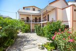 Гостевой дом Приветливый (Privetlivaya ulitsa No:7, selo Kabardinka), otel  Krasnodarski krayından