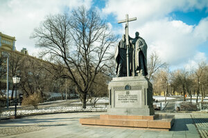 Monument to Saint Cyril and Methodius (Moscow, Ilyinskіy Public Garden), anıt, heykel  Moskova'dan
