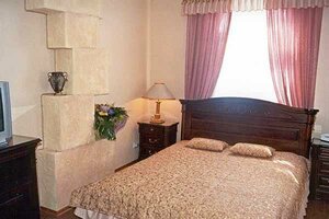 Перлина Днепра (Mytropolyta Andreia Sheptytskoho Street No:1/2), otel  Kiev'den