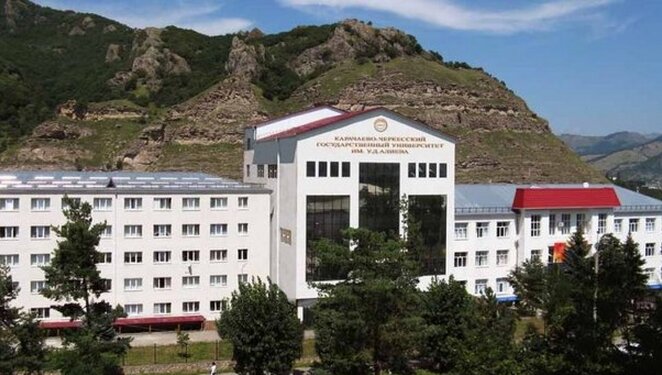 Üniversiteler Karachayevo-Cherkessky universitet im. U. D. Aliyeva, Fgou Vo, Karachaevsk, foto
