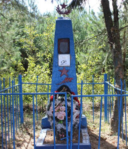 Братская могила (Magiliowskaja voblasc, Cherykawski rajon, Rechitskiy selsovet, derevnya Ustye), anıt, heykel  Mogiliovskaya oblastından