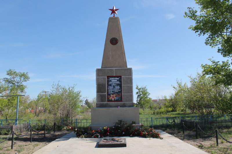 Anıt, heykel Обелиск воинам, погибшим в годы Великой Отечественной войны, Altayski krayı, foto