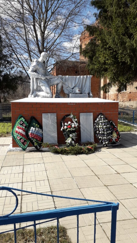 Anıt, heykel Братское захоронение павших в Великой Отечественной войне, Orlovskaya oblastı, foto