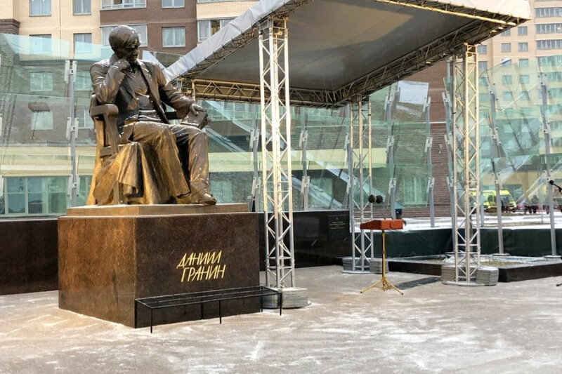 Anıt, heykel Даниил Александрович Гранин, Saint‑Petersburg, foto