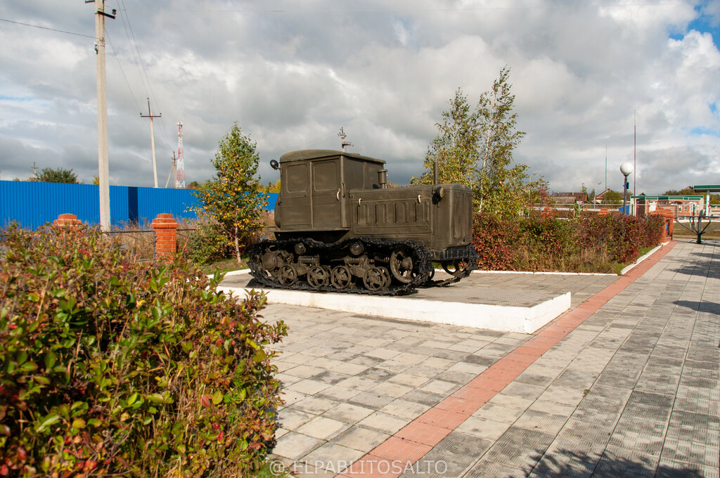 Teknoloji anıtı Гусеничный трактор Т-74, Ulyanovskaya oblastı, foto