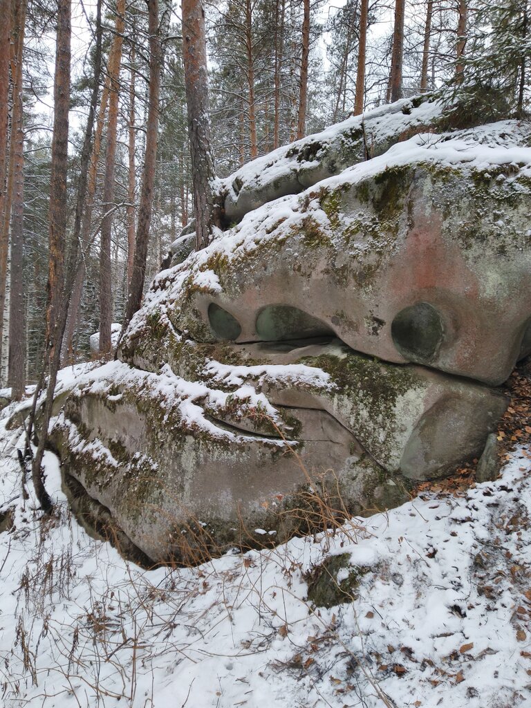 Dağ zirvesi Скала Динозавр, Yekaterinburg, foto