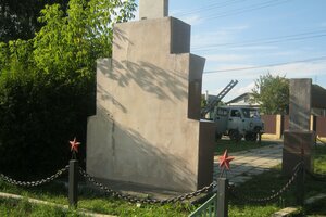 Жителям Исаково, павшим в Великой Отечественной войне (Moscow Region, Voskresensk Urban District, derevnya Isakovo, Tsentralnaya ulitsa), anıt, heykel  Moskova ve Moskovskaya oblastından