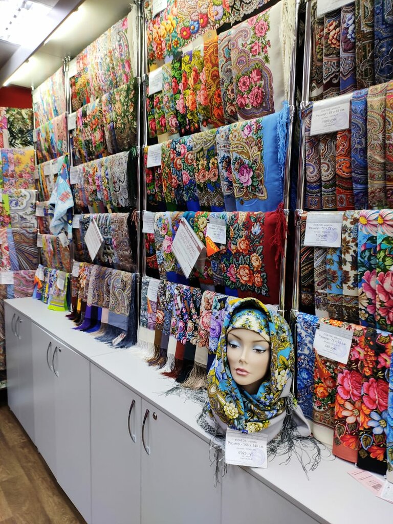 Tuhafiyeler Pavlovo Posad Shawls, Krasnoyarsk, foto