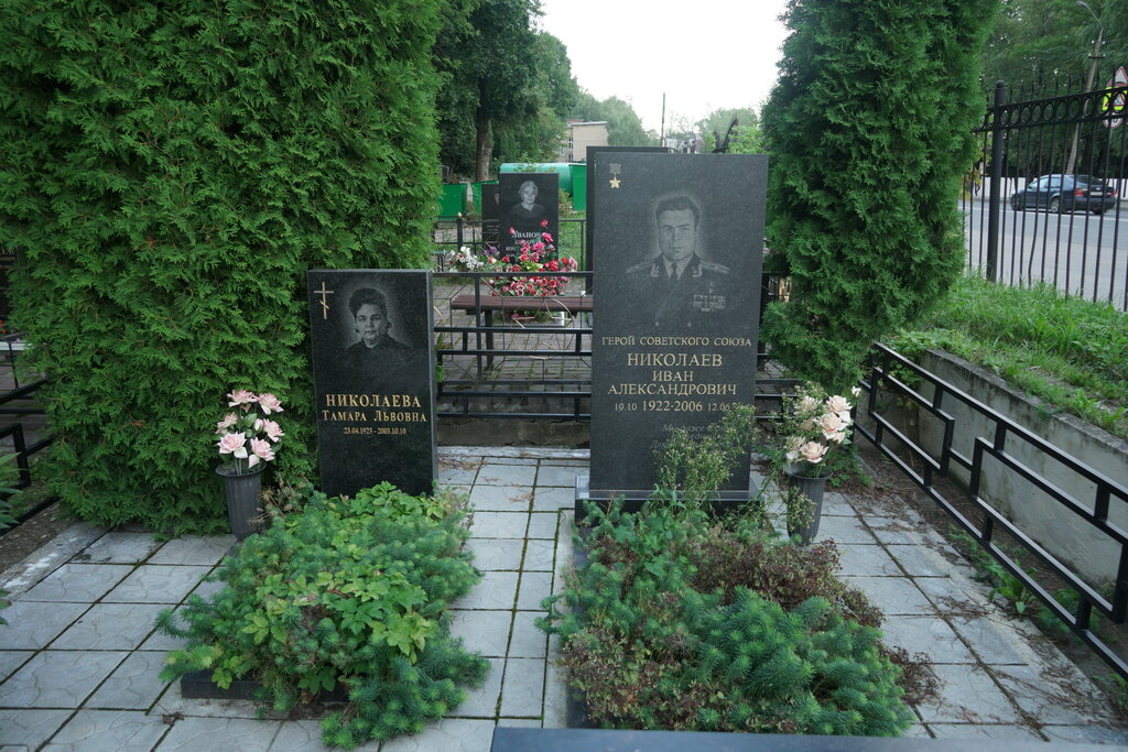 Ünlü kişilerin mezarları Герой Советского Союза Иван Александрович Николаев, Smolensk, foto