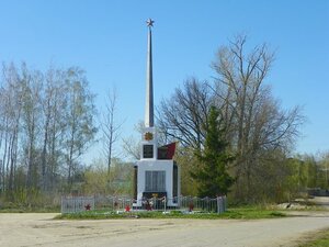 Обелиск погибшим воинам (Samara Region, Yelkhovskiy rayon, selskoye poseleniye Krasnoye Poseleniye, posyolok Nizhnyaya Kondurcha, Shkolnaya ulitsa), anıt, heykel  Samarskaya oblastından