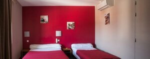 Hotel Le Clos Des Oliviers (Auvergne-Rhône-Alpes, Drôme, Arrondissement de Nyons, Donzère, Place du Champ de Mars), otel