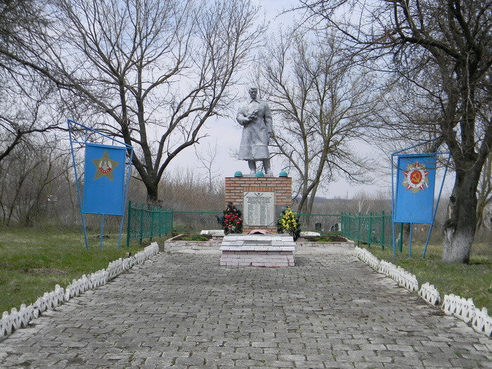 Anıt, heykel Братская могила воинов, Harkivska oblastı, foto