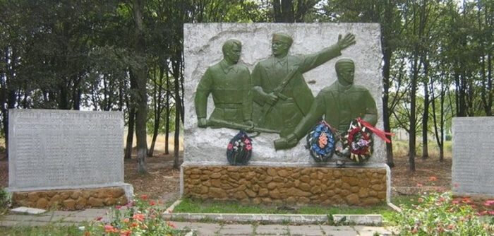 Anıt, heykel Погибшим землякам, Minskaya oblastı, foto