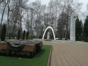 Братская могила (Tula Region, Novomoskovsk, Pamyati i Slavy Park), anıt, heykel  Novomoskovsk'tan