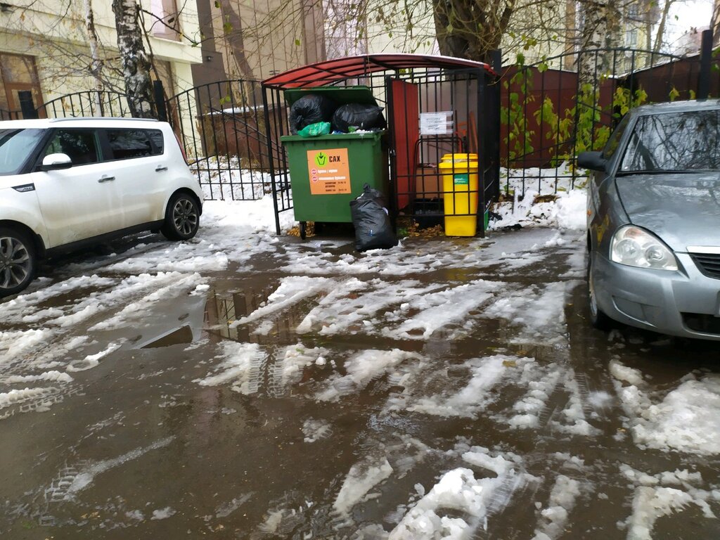 Geri dönüşüm maddeleri Trash and garbage disposal area, Kirov, foto