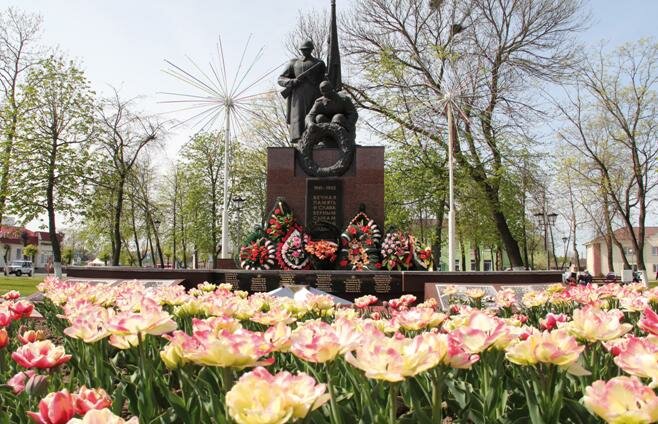 Anıt, heykel Павшим воинам-освободителям, Liahoviçi, foto