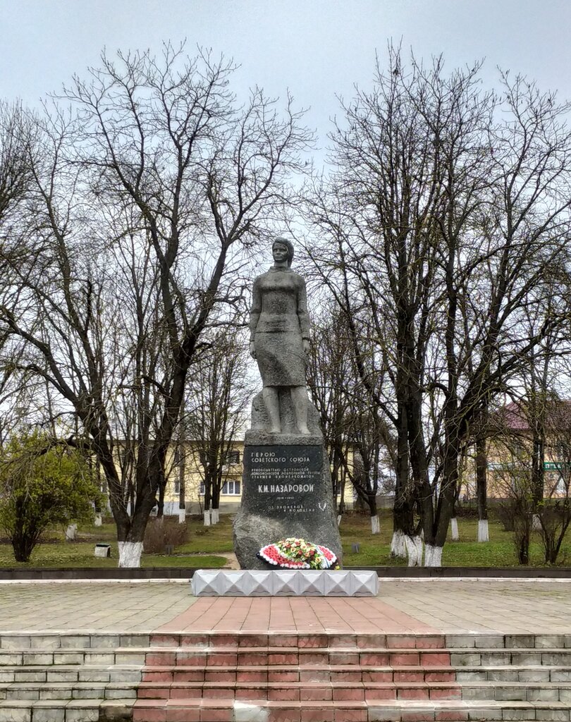 Anıt, heykel К.И. Назарова, Ostrov, foto