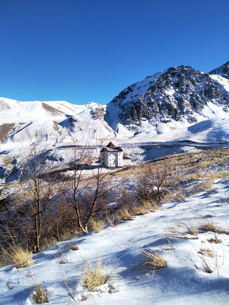 Dağ zirvesi Almalıkaya Dağı, Kabardino‑Balkarya, foto