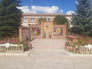 Мемориальный комплекс, посвященный воинам-землякам погибшим в годы Великой Отечественной войны 1941-1945 гг. (Volgograd Region, Yelanskiy rayon, Zhuravskoye selskoye poseleniye, selo Zhuravka), anıt, heykel  Volgogradskaya oblastından