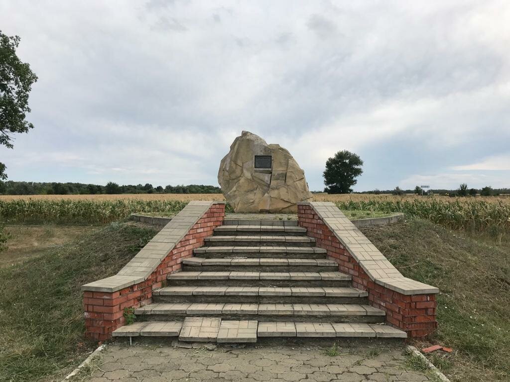 Anıt levhası, anıt taş Памятный камень погибшим воинам, Stavropolski krayı, foto